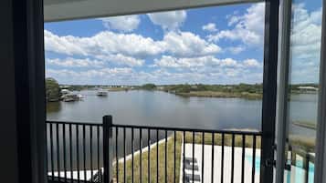 Apartamento Premier em Condomínio Fechado, 1 cama queen-size, acesso à piscina, vista para o rio | Terraço/pátio interior