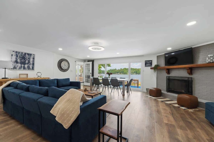 Pool, Hot Tub, Kayaks, Mini Golf, + Boat Slip - Lake Sinclair, GA