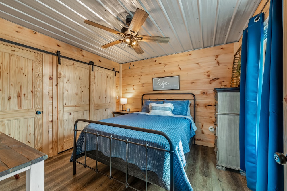 Lake House With 32' Boat Garage, No-stairs Entrance, Wi-fi - Guntersville, AL