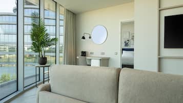 Suíte, 1 quarto | Roupas de cama premium, edredons de pluma, frigobar, cofres nos quartos