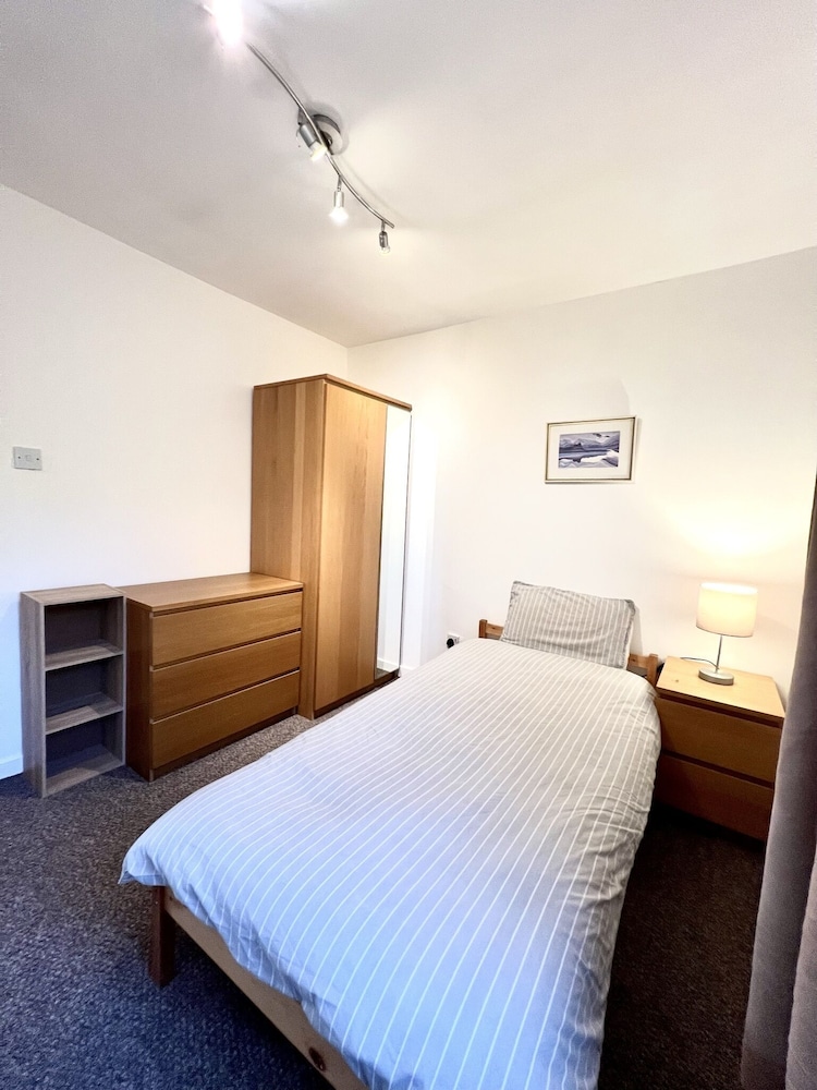 Modern & Cosy 2 Bedroom Flat With Free Parking - 5 Minutes From City Centre - Glasgow