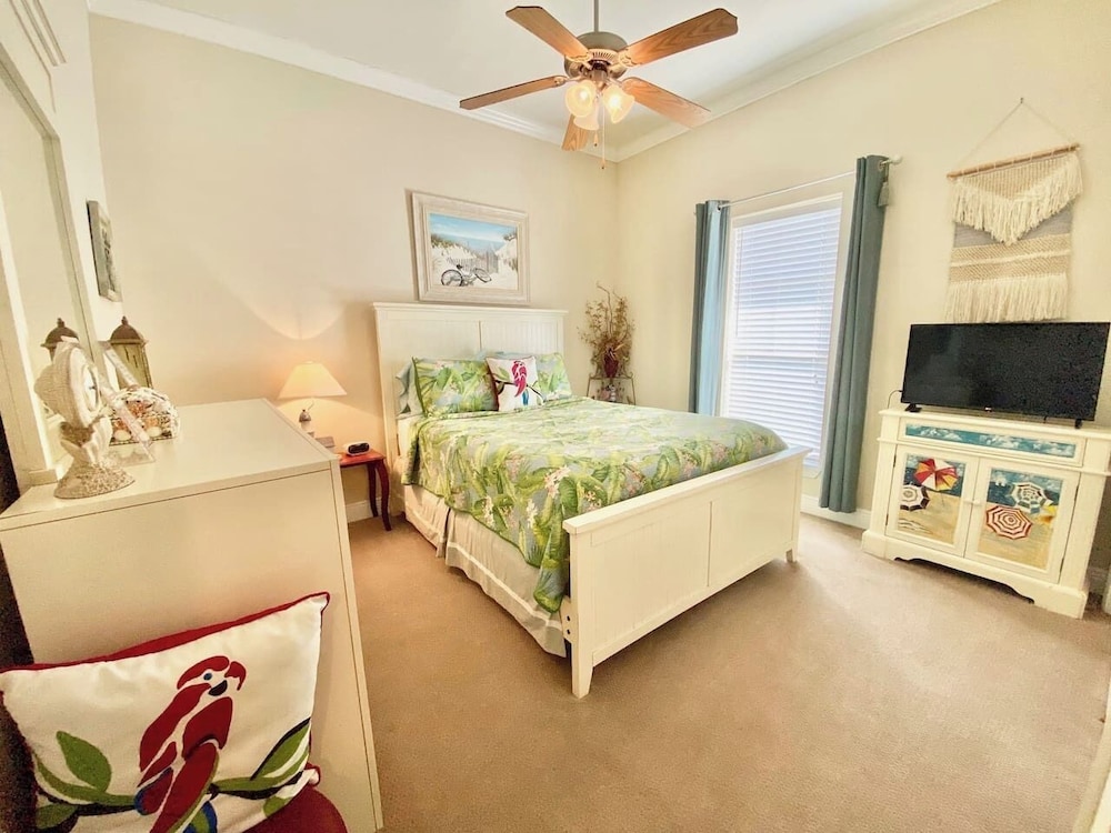#631 Beautiful Poolside Condo Perfect For A Family Getaway - Pass Christian, MS