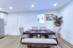 Apartamento, 2 quartos | Opções para refeição no quarto