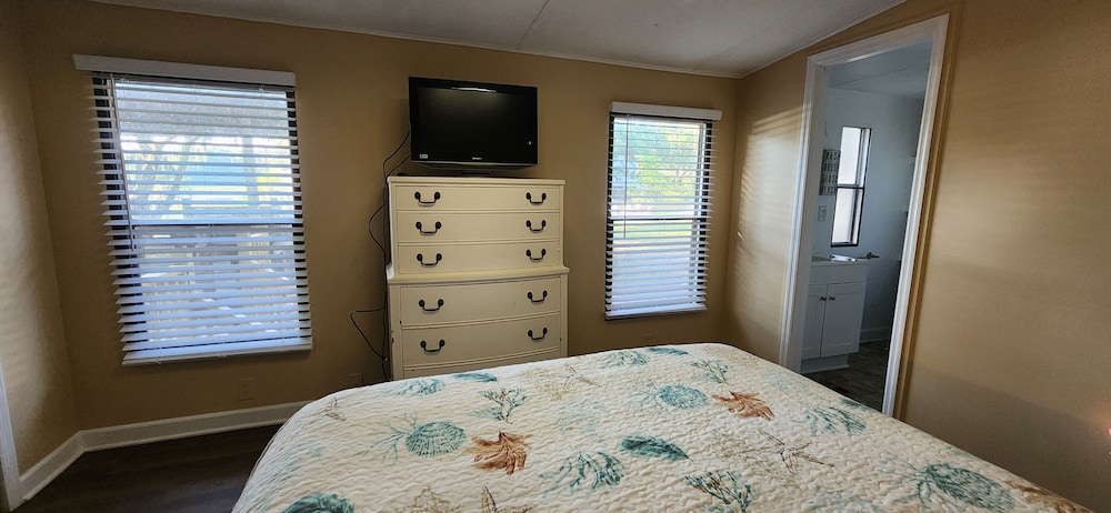 Discover 5 Acres Of Secluded Luxury On The Marsh And Close To The Beach: Edisto - Edisto Island