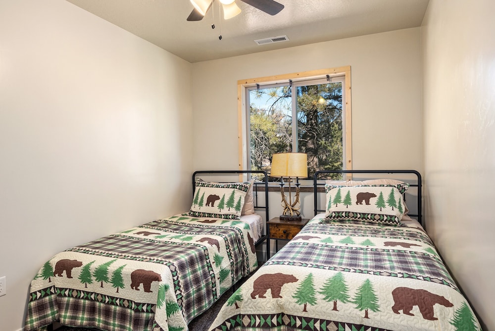 Cabin Lodge At Panguitch Lake Sleeps 18, Wifi, Good Roads, Year Round Access - Utah