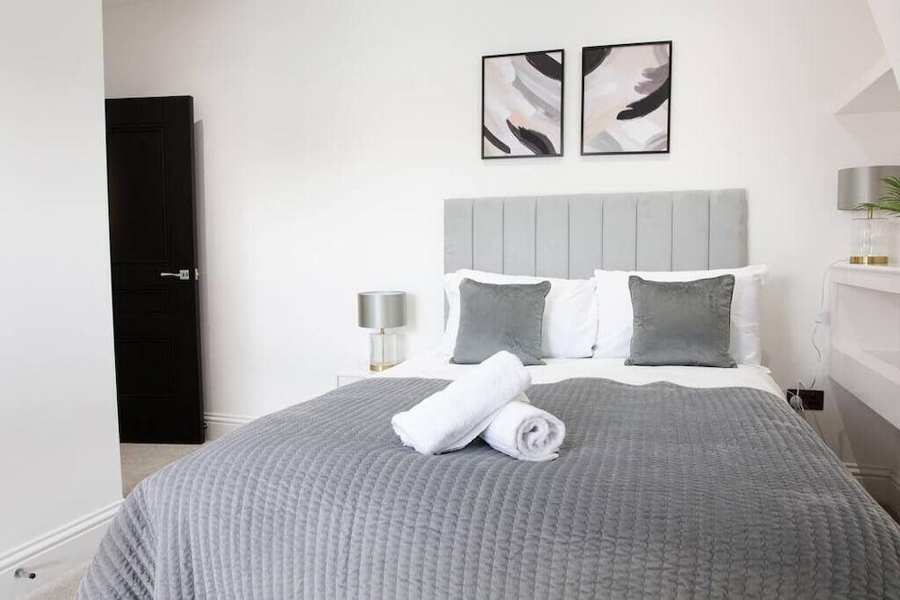 Designer Cardiff Apartments With Free Parking - Castell Coch