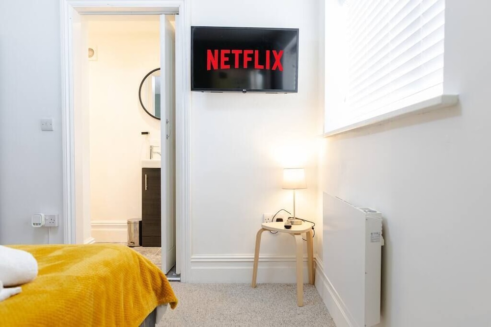 Bay City Studio Apartments In Cardiff With Kitchen - Castell Coch