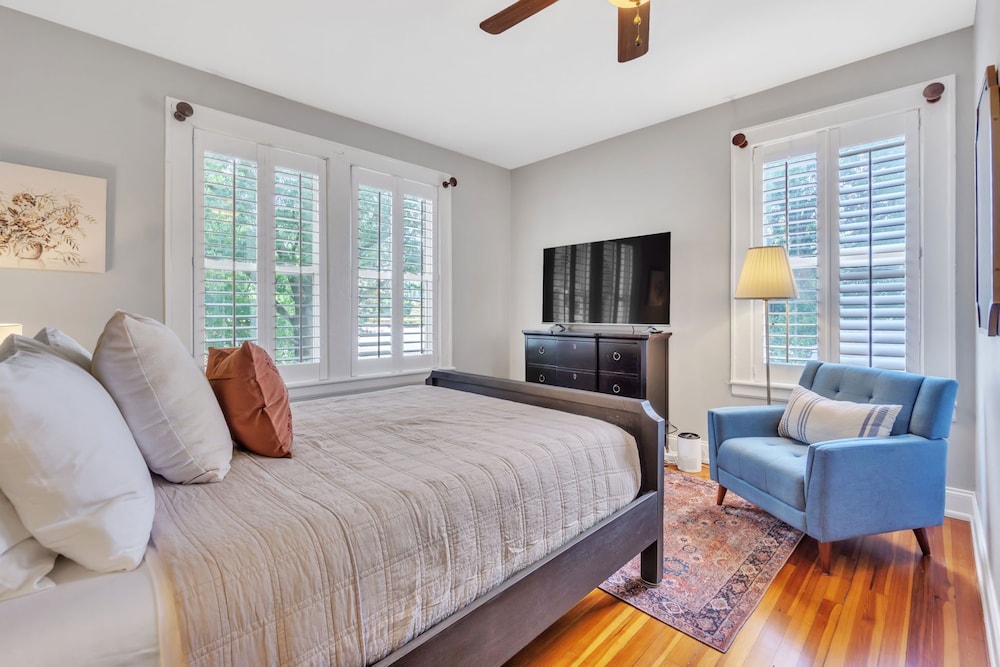 Chic Downtown 2br Condo Walk To The Well Arena - Greenville, SC