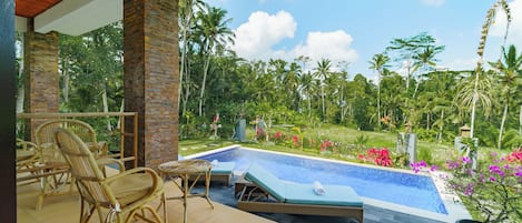 Piscina externa, funciona das 8h às 18h, guarda-sóis, espreguiçadeiras