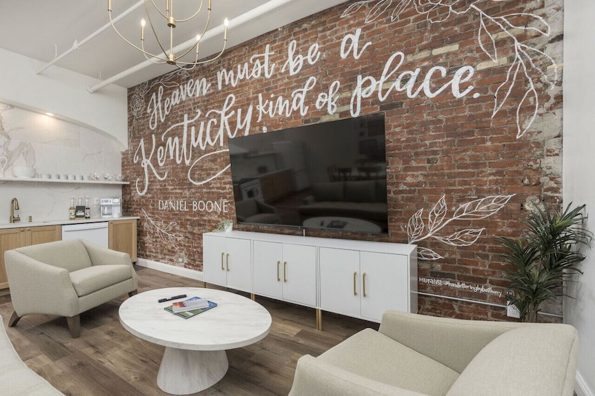 Glamorous Heart Of Kentucky 4 Bed 2 Bath Luxury Suite - KFC Yum! Center