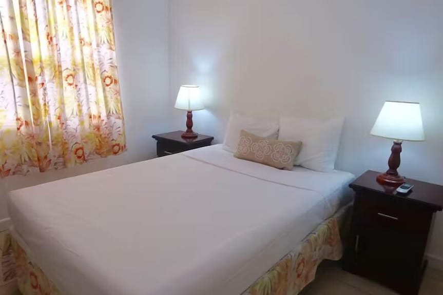 Your Home Away From Home By Rockley Beach; Pool, Gardens & Full Kitchen - Bridgetown