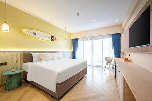 Quarto Duplo Deluxe, 1 cama king-size, varanda | Cofre no quarto, secretária, berços/camas para crianças grátis