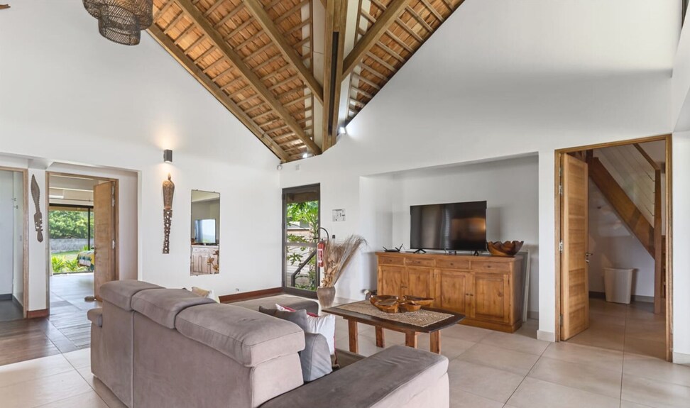 Coastal Bliss: 1br Bungalow By The Sea In Moorea - French Polynesia