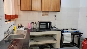 Apartamento Empresarial | Cozinha privada | Um frigorífico, um micro-ondas, utensílios de cozinha
