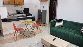 Apartamento Empresarial | Sala de estar | Smart TV de 24 polegadas com canais digitais