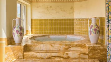 Banheira de hidromassagem, 3 salas de tratamento, massagens