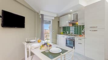Apartamento Familiar, 1 quarto, varanda, em frente ao mar (Casa Golf a 200m From The Sea) | Cozinha privada
