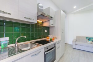 Apartamento Familiar, vários quartos, em frente ao mar (Casa Smeralda a 200m From The Sea) | Cozinha privada | Um frigorífico, um forno, uma placa de cozinha, utensílios de cozinha 