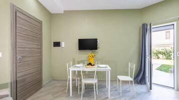 Apartamento Familiar, 1 quarto, varanda, em frente ao mar (Casa Smeralda a 200m From The Sea) | Restaurantes