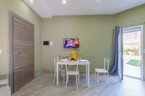 Apartamento Familiar, 1 quarto, varanda, em frente ao mar (Casa Smeralda a 200m From The Sea) | Restaurantes