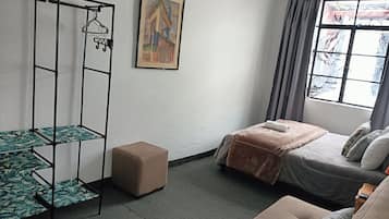 Quarto Básico, não fumadores, vista para o pátio | Wi-fi grátis, roupa de cama fornecida