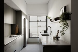 Apartamento econômico, 1 quarto | Cozinha privada | Micro-ondas, fogão, lava-louças, talheres/pratos/utensílios de cozinha