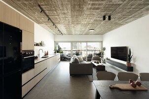 Penthouse Superior, 2 quartos, 2 casas de banho, vista para o mar | Sala de estar | Televisor