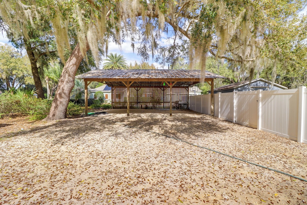 Private Pool & Lake Views: Family Home In Oxford - The Villages, FL