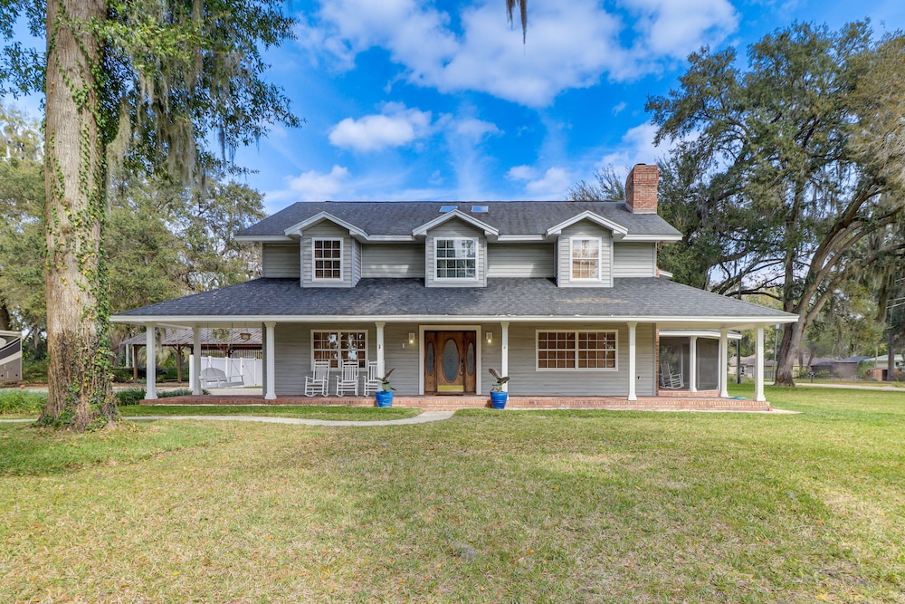 Private Pool & Lake Views: Family Home In Oxford - Wildwood, FL