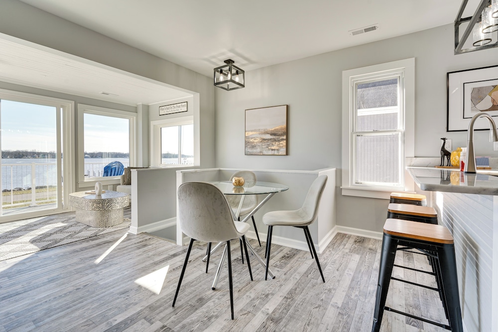 Waterfront Buckeye Lake Home W/ Deck & Dock! - Buckeye Lake, OH