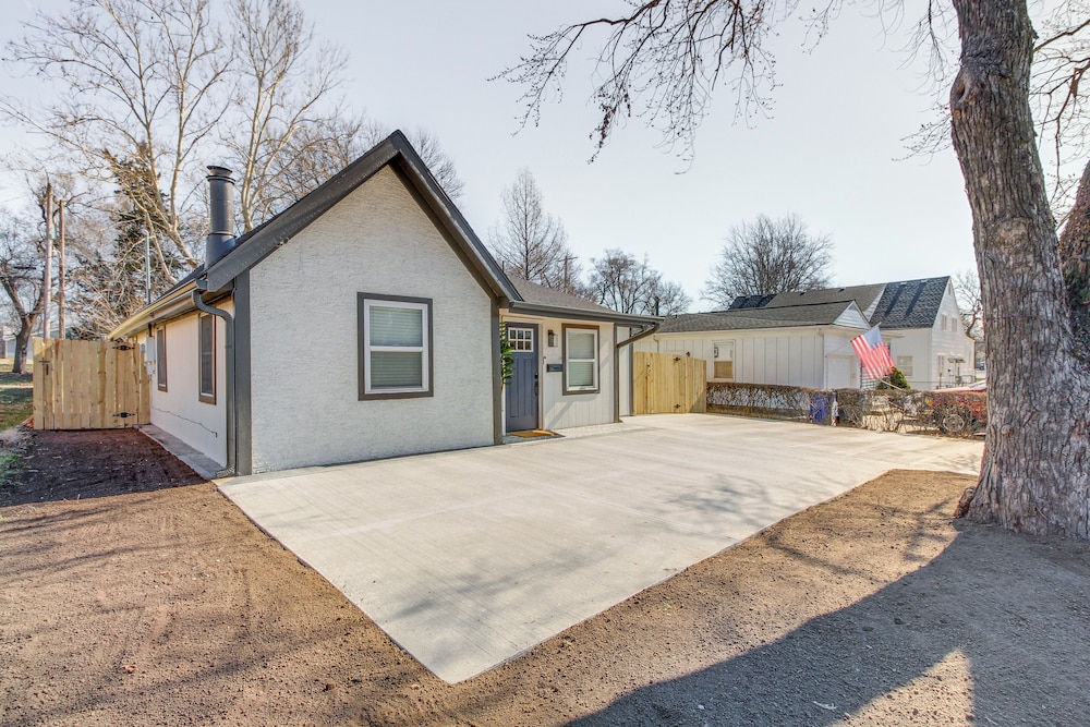 Modern & Stylish Olathe Home In Prime Location - Olathe, KS