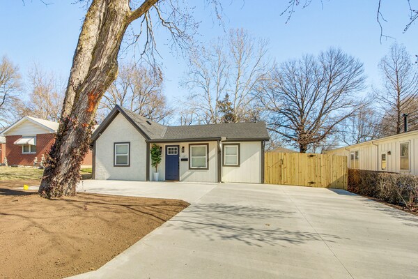 Modern & Stylish Olathe Home In Prime Location - Shadow Lake, Olathe