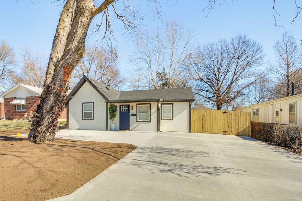 Modern & Stylish Olathe Home In Prime Location - Spring Hill, KS