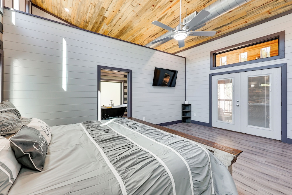 Near New Casino: Broken Bow Cabin W/ Hot Tub - Broken Bow, OK