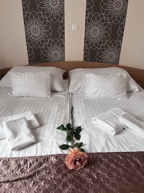 Quarto casal ou duplo standard | Escrivaninha, Wi-Fi de cortesia, roupa de cama