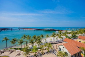 Terraço com espreguiçadeiras
