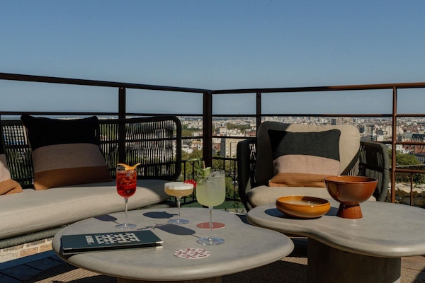 Este bar no terraço do hotel