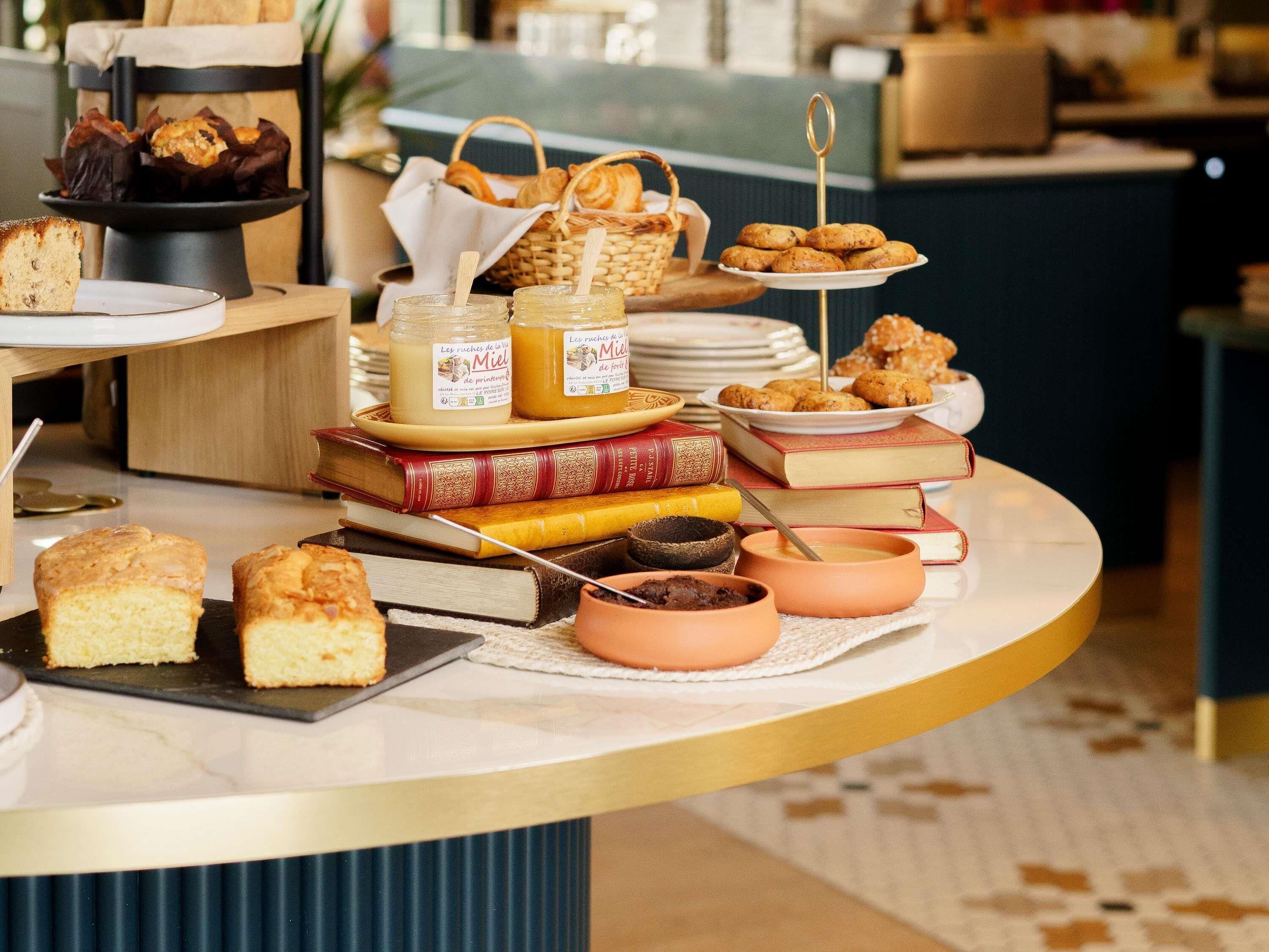 Pequeno-almoço tipo buffet diário mediante uma taxa 