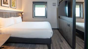 Quarto standard, 1 cama de casal | Espaço de trabalho para notebook, ferros/tábuas de passar roupa