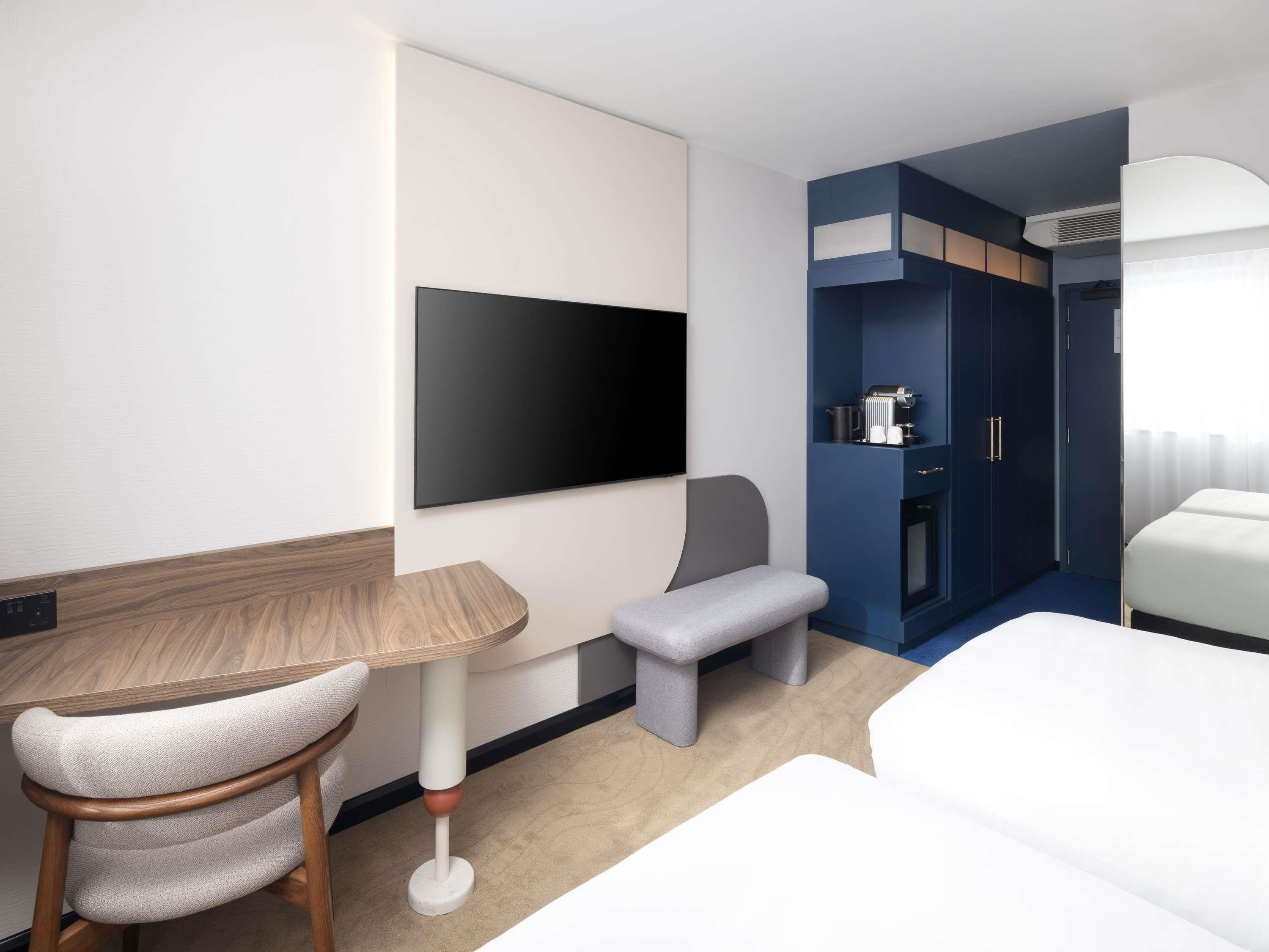 Quarto Deluxe, 2 camas individuais | Cofre com capacidade para portátil, secretária 