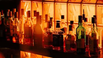 Um balcão com diversas garrafas de bebidas alcoólicas.