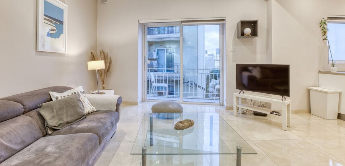 A Lovely 3br Home Just Off The Promenade W/balcony - Malta