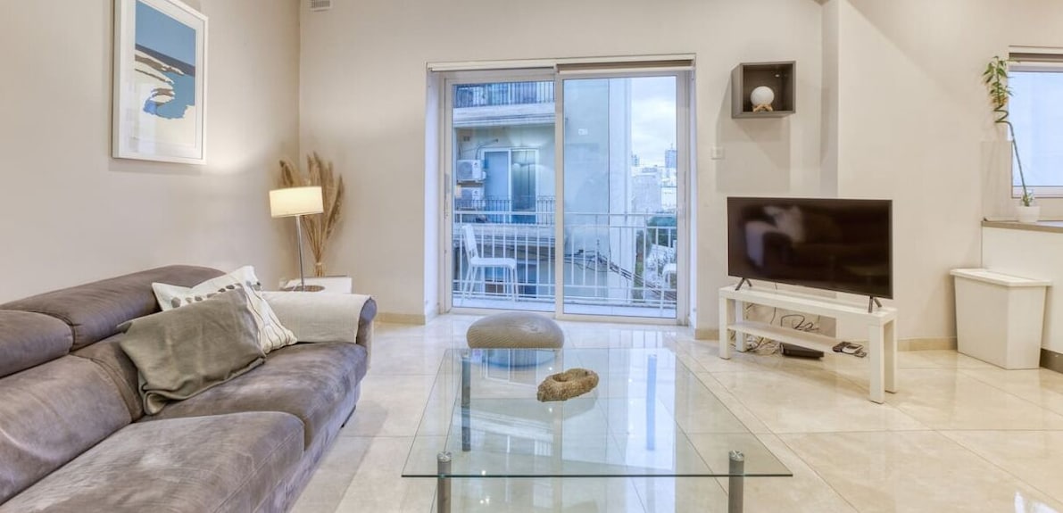 A Lovely 3br Home Just Off The Promenade W/balcony - Malta