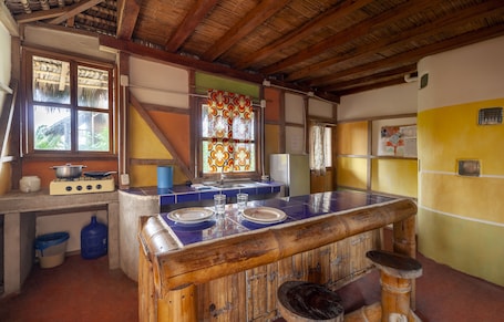 Quarto Familiar | Cozinha privada | Um frigorífico no espaço comum . La Casa Mompiche