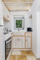 Apartamento Deluxe | Cozinha privada | Um frigorífico, um micro-ondas, um forno, uma máquina de café expresso 
