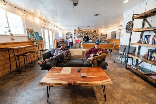 Harvard May Be A Tiny Home, But Its Not Very Tiny! Harvard Is A 1-6 Person Tiny Home With Full Bathroom, And Full Kitchen (Fridge, Stove, Oven, Microwave), Ac/heat, And Beautiful Mountain Views! - Buena Vista, CO
