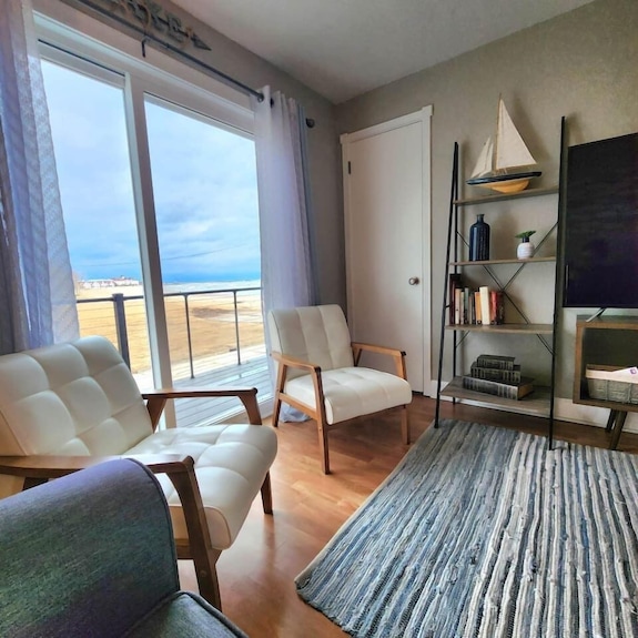 Beachside Condo W/ Stunning Lake Views - South Shore Beach, WI