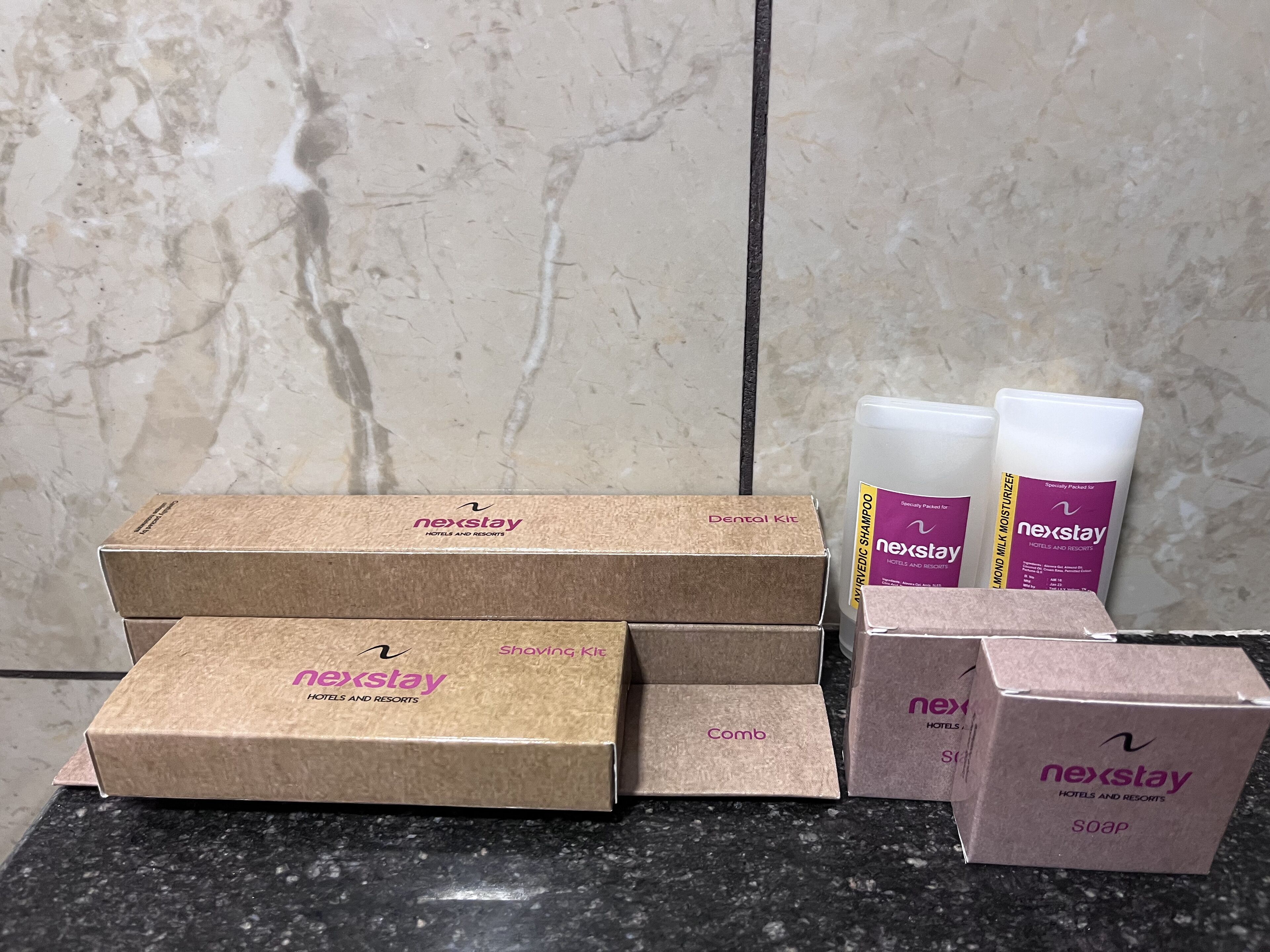 Artigos de higiene pessoal e um pente em um hotel.