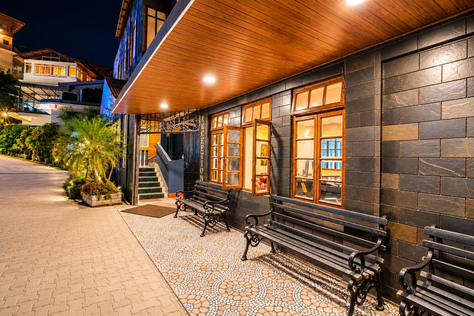 Um edifício com balcão de recepção, escada e calçada de azulejos.