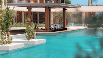 Uma área de piscina moderna com vista clara, assentos de lounge e arquitetura ao redor.